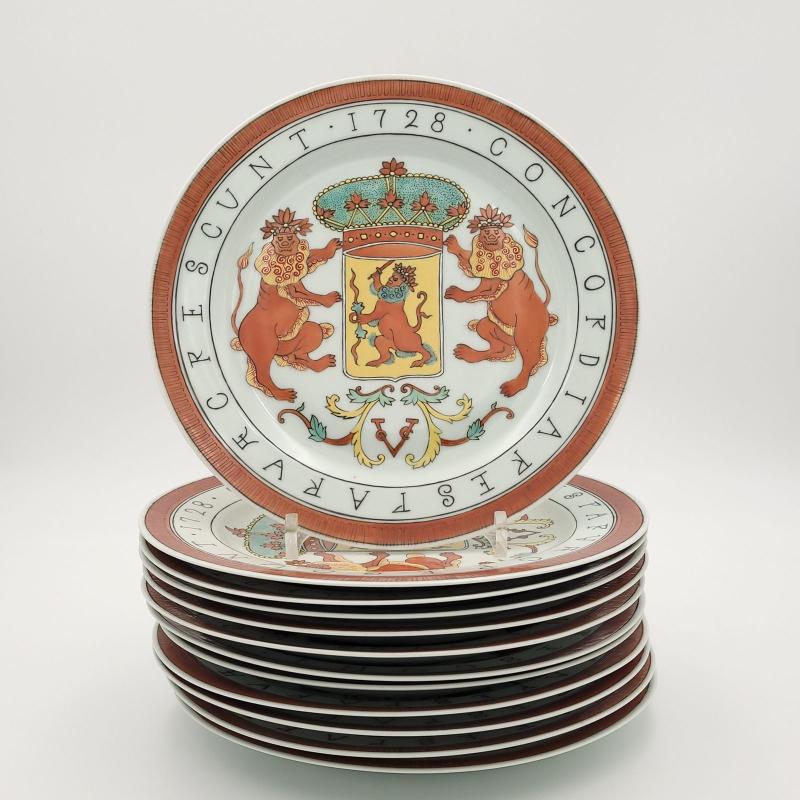 Dutch East India Company Set of 12 Armorial Bespoke Plates, China 20th ...