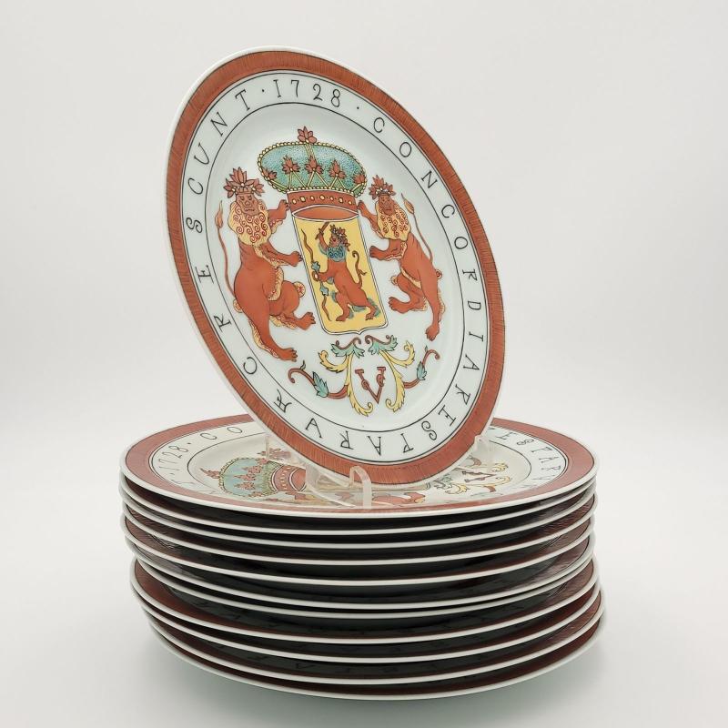 Dutch East India Company Set of 12 Armorial Bespoke Plates, China 20th ...
