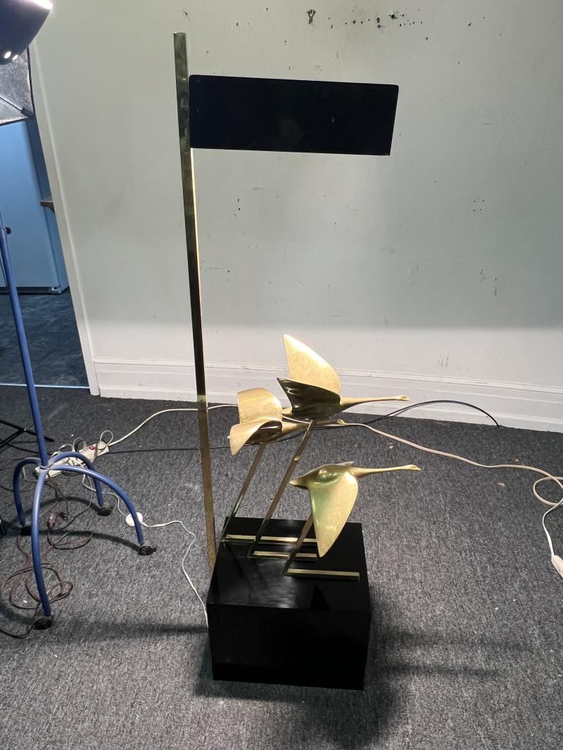 ITALIAN SCULPTURAL BRASS FLOCK OF GEESE AND BLACK LUCITE FLOOR LAMP