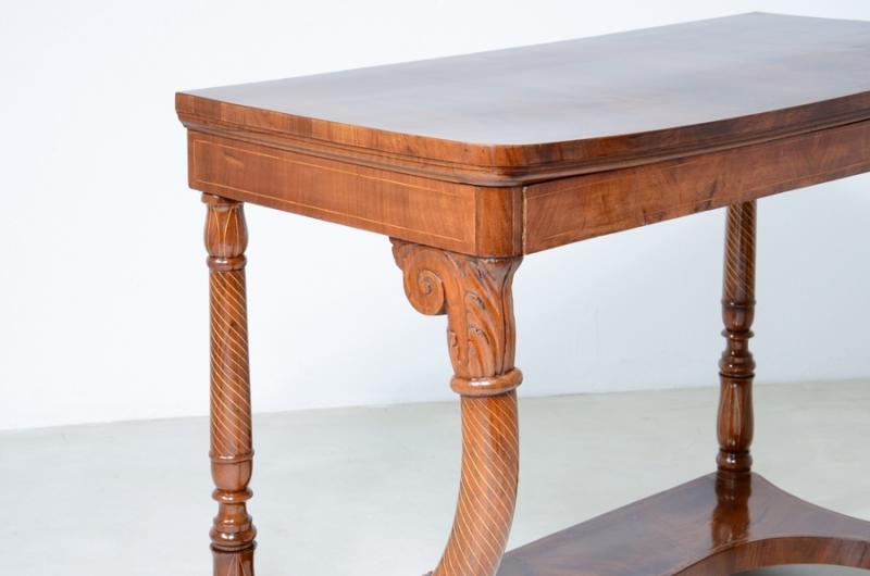 Refined turned, threaded and carved legs with elegant feral feet. Top