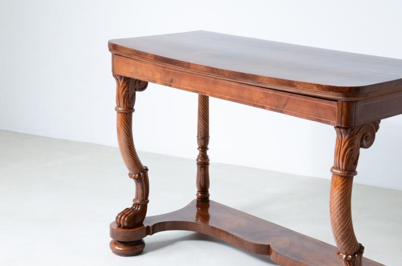Refined turned, threaded and carved legs with elegant feral feet. Top