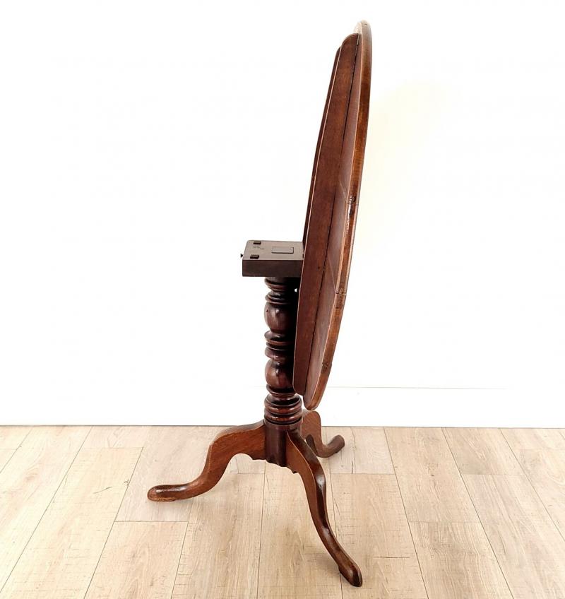 Round Regency Period Mahogany Tea Table, England circa 1810