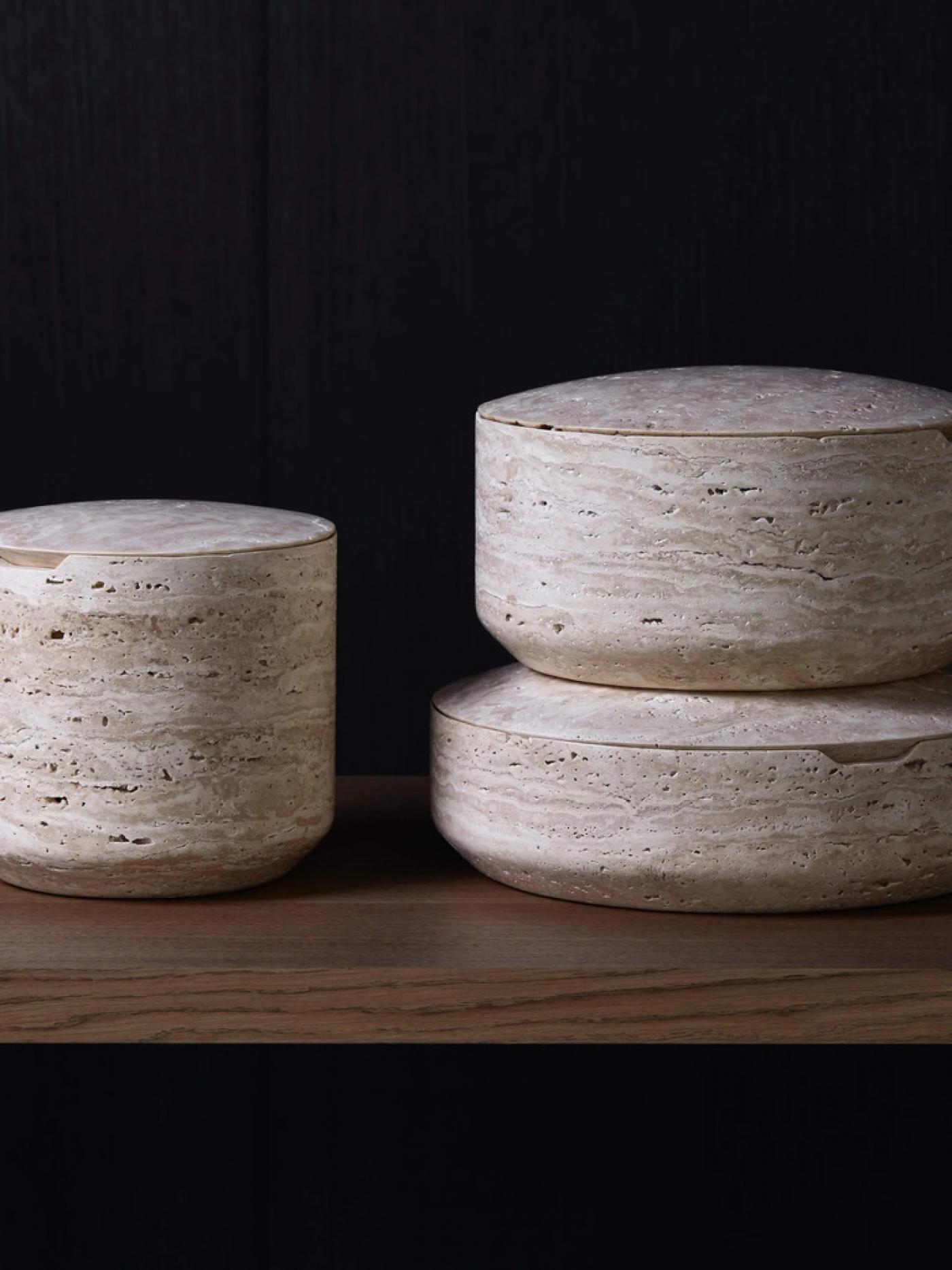 Collection Particulière - SMALL CAIRN CONTAINER IN ROMAN TRAVERTINE