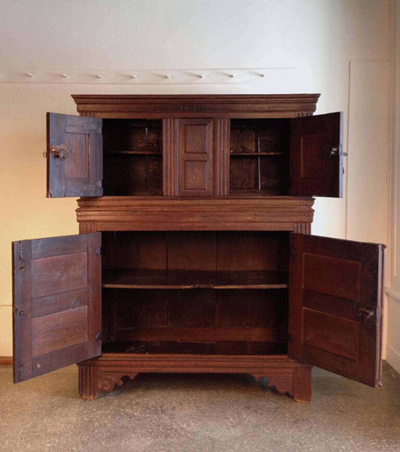 17TH CENTURY OAK DUTCH COURT CUPBOARD