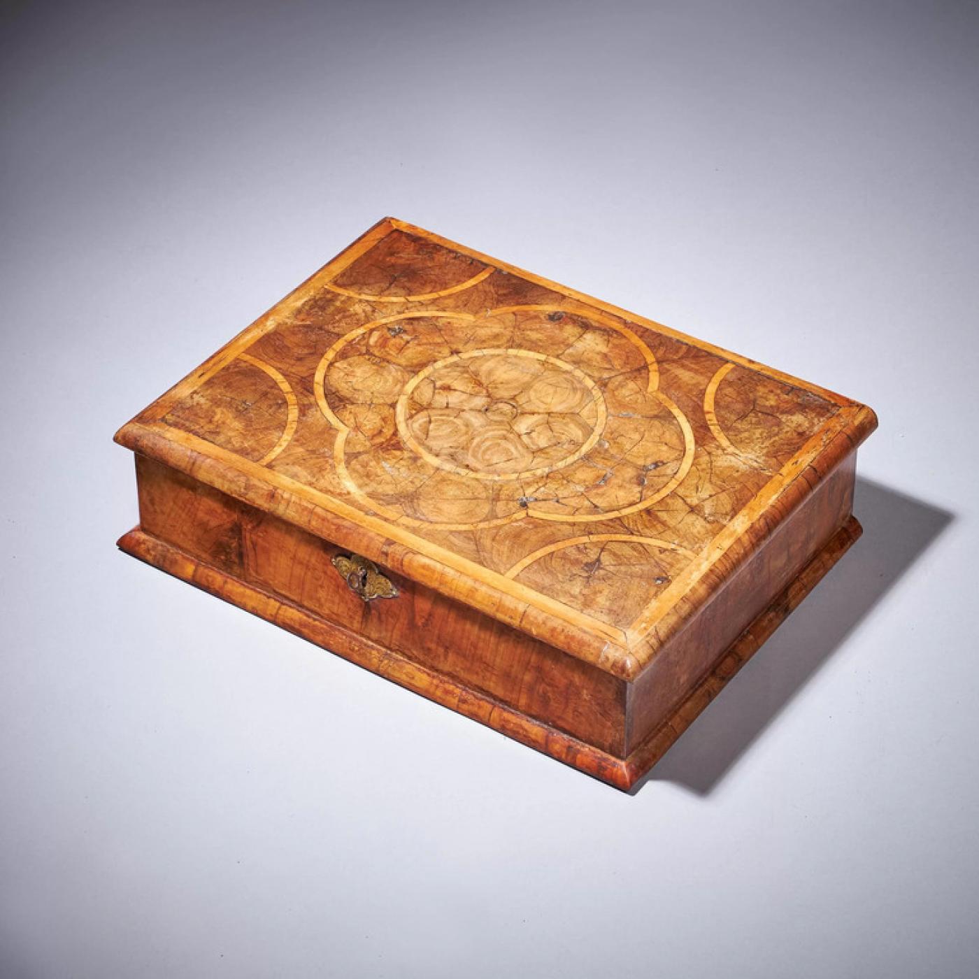 17th Century William and Mary Olive Oyster Lace Box, Circa 1680-1700