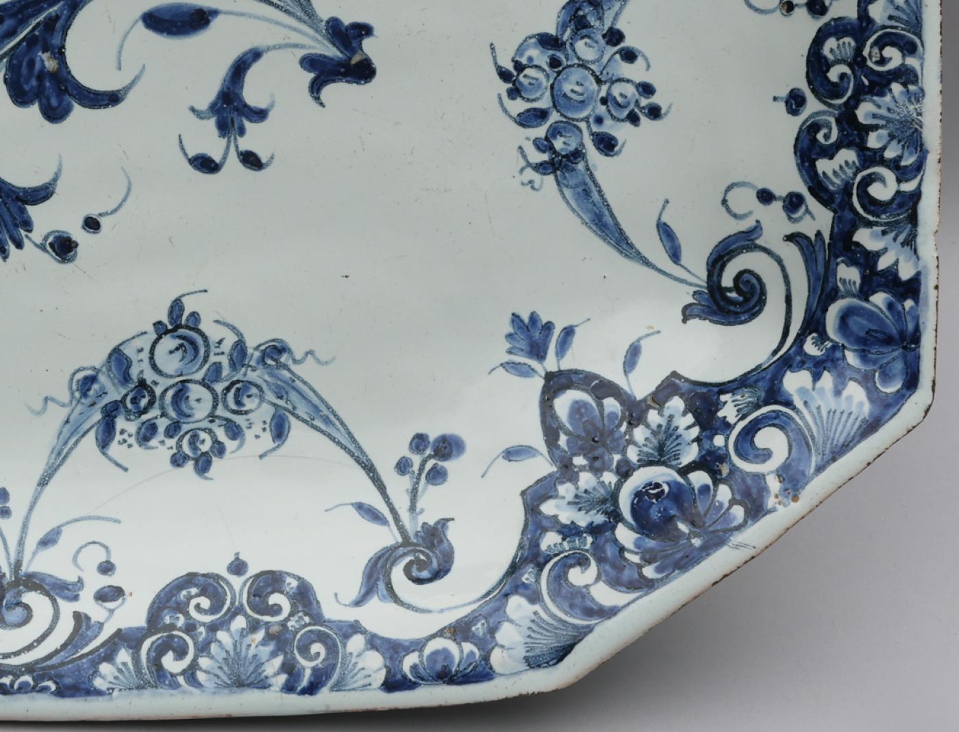 18TH CENTURY OCTAGONAL PLATE RAISED ON A RAISED BASE FAÏENCE DE LILLE