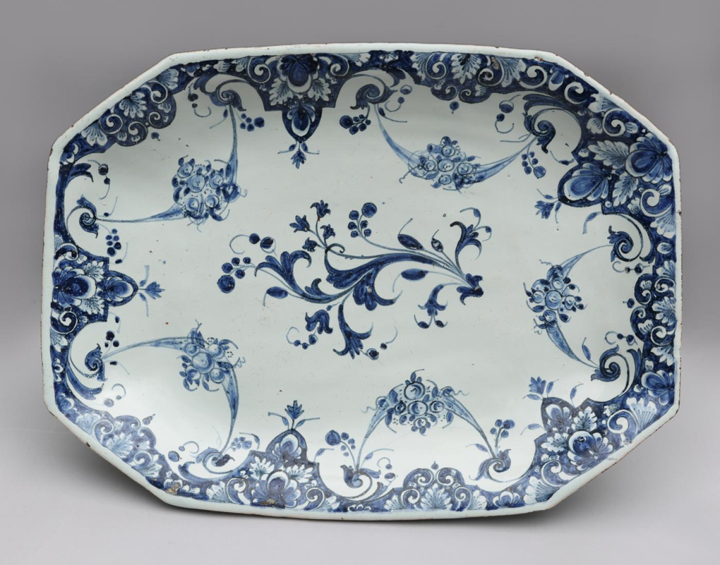 18TH CENTURY OCTAGONAL PLATE RAISED ON A RAISED BASE FAÏENCE DE LILLE