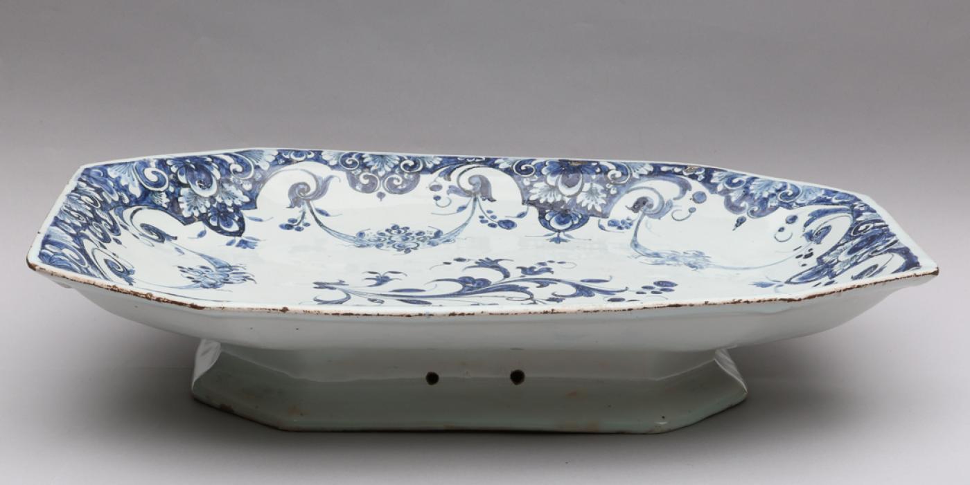 18TH CENTURY OCTAGONAL PLATE RAISED ON A RAISED BASE FAÏENCE DE LILLE
