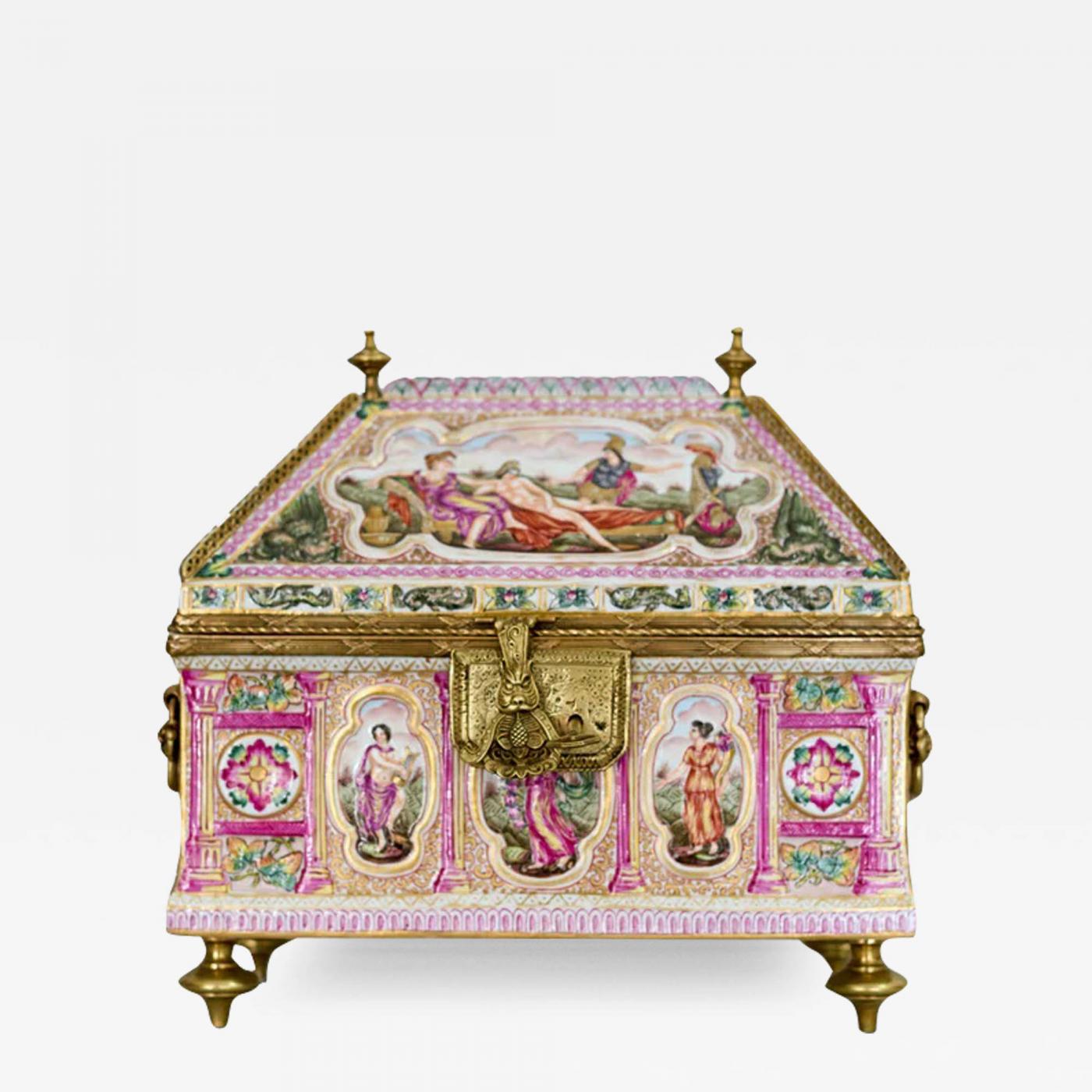 A LARGE ANTIQUE ITALIAN CAPODIMONTE HINGED BOX, CIRCA 1900