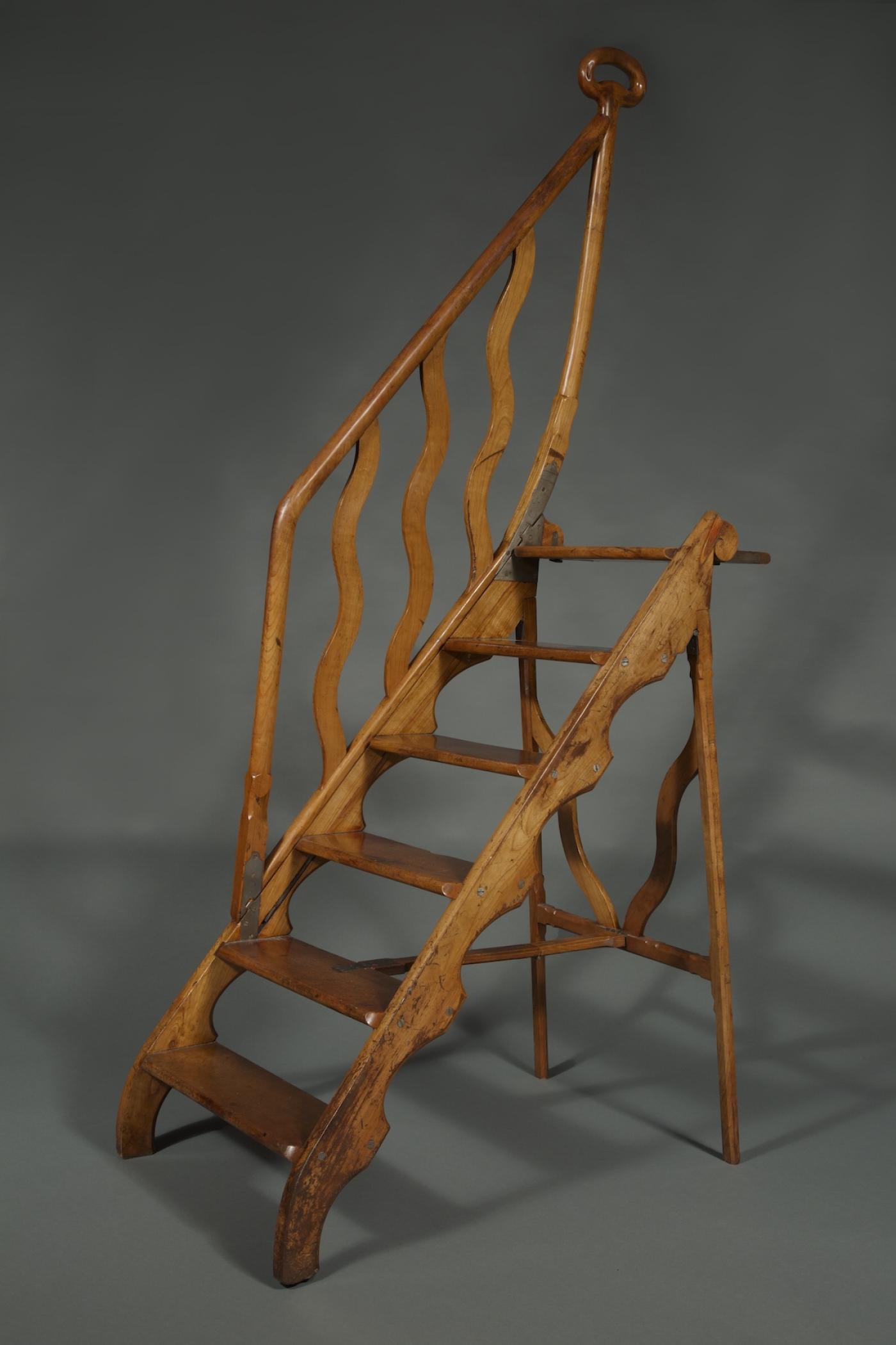 AN UNUSUAL MECHANICAL ARTS & CRAFTS PERIOD FRUITWOOD LIBRARY LADDER