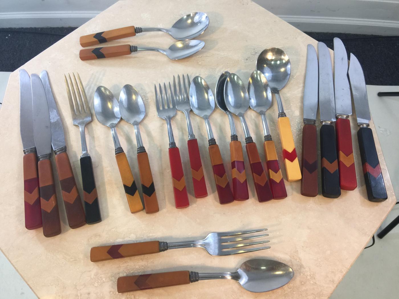 ART DECO TWO TONE BAKELITE CUTLERY SET