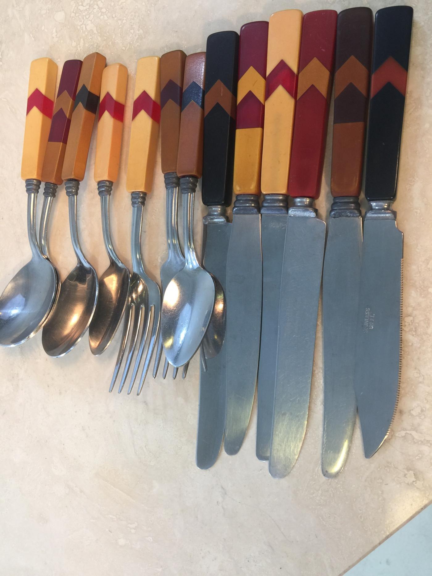 ART DECO TWO TONE BAKELITE CUTLERY SET