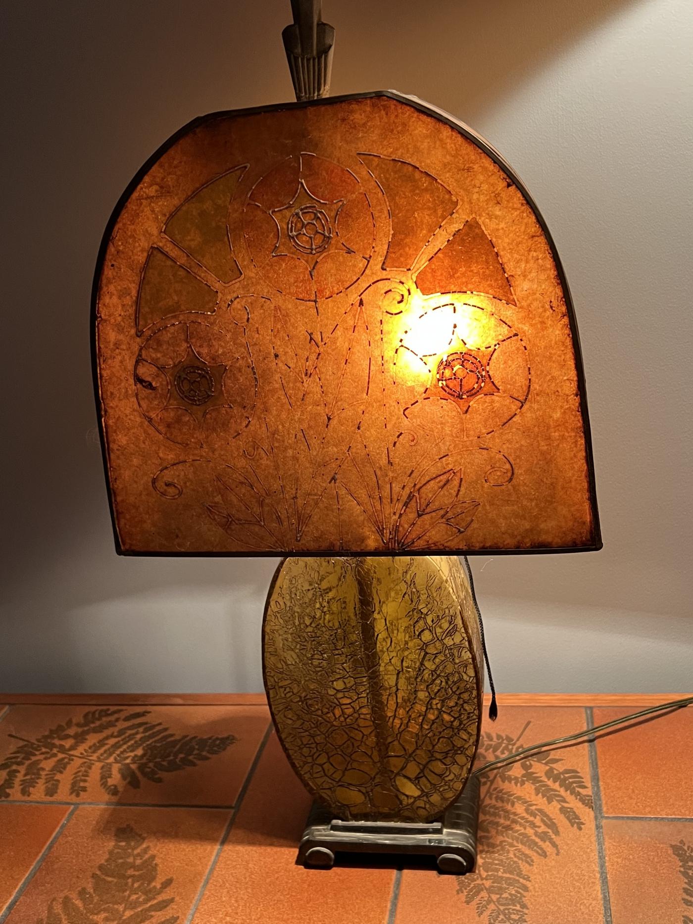 BEAUTIFUL ART DECO AMBER CRACKLE GLASS LAMP WITH MICA SHADE