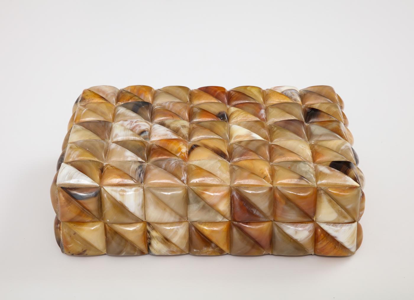 Dimensional Triangular Horn Box