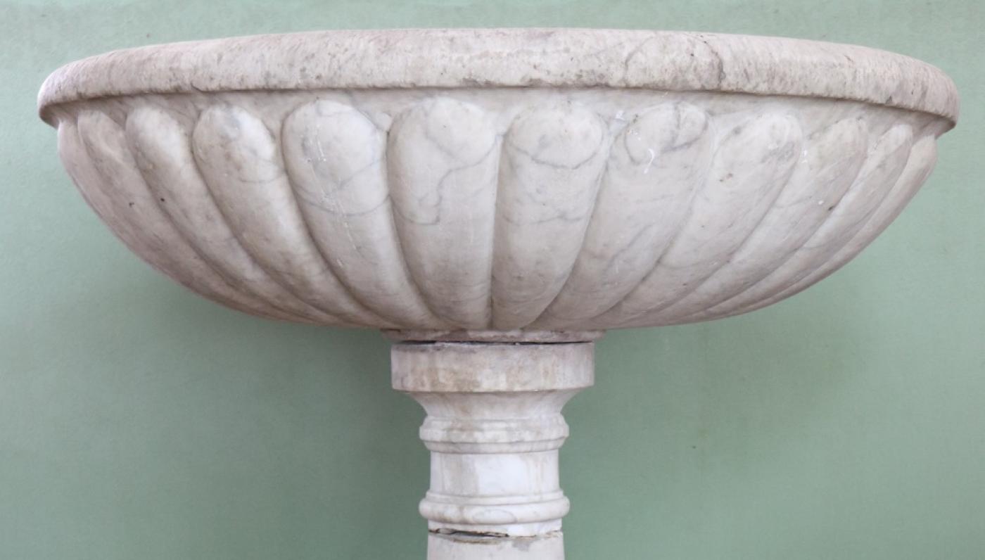 Early 18th Century Italian Antique Hand Carved White Carrara Marble Font