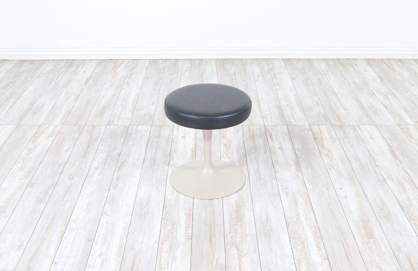Eero Saarinen - Vintage Eero Saarinen Tulip Stool with Grey Leather for ...