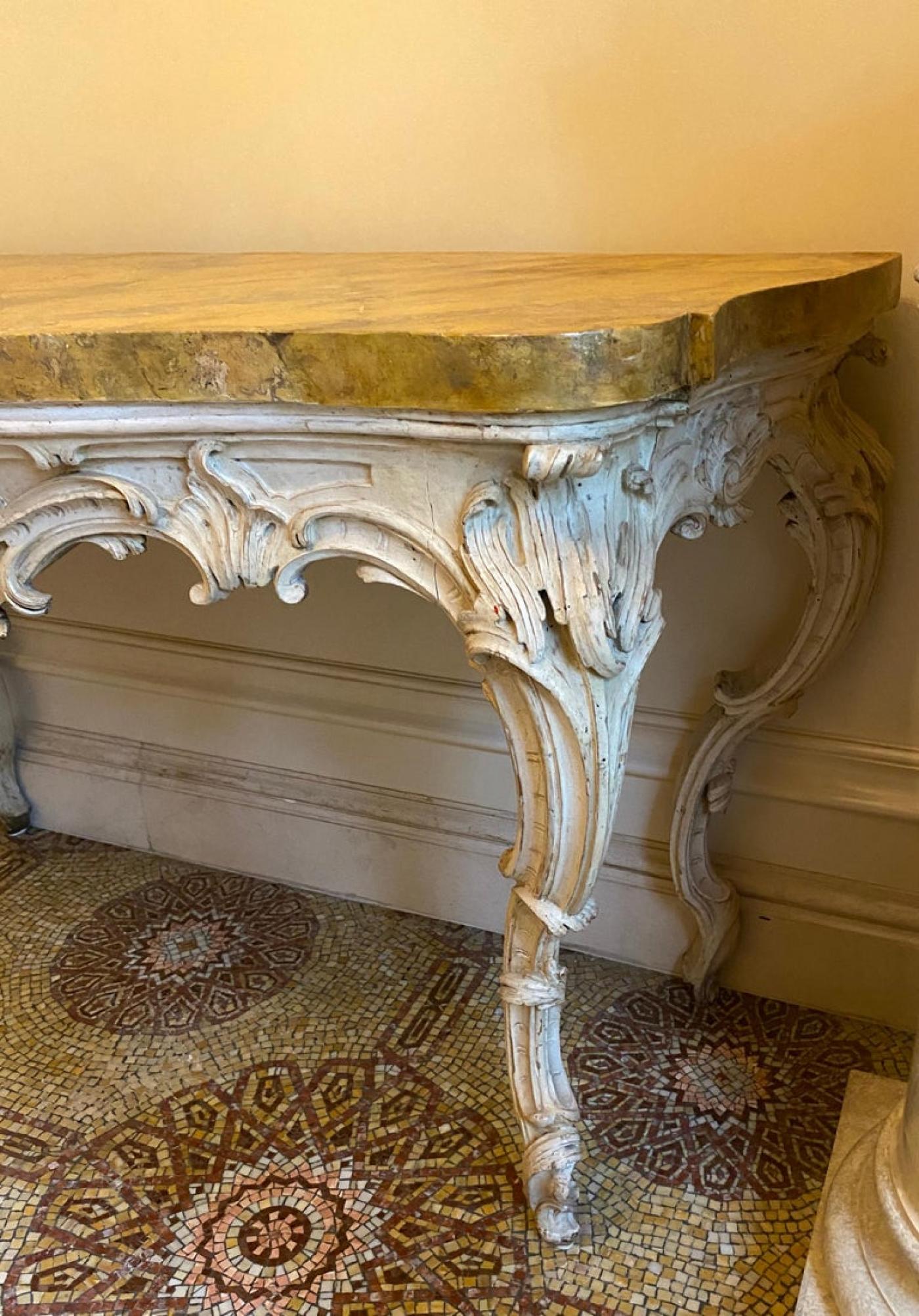 Elegant Fine Italian 18th Century White Painted Console Tables Roma 1750