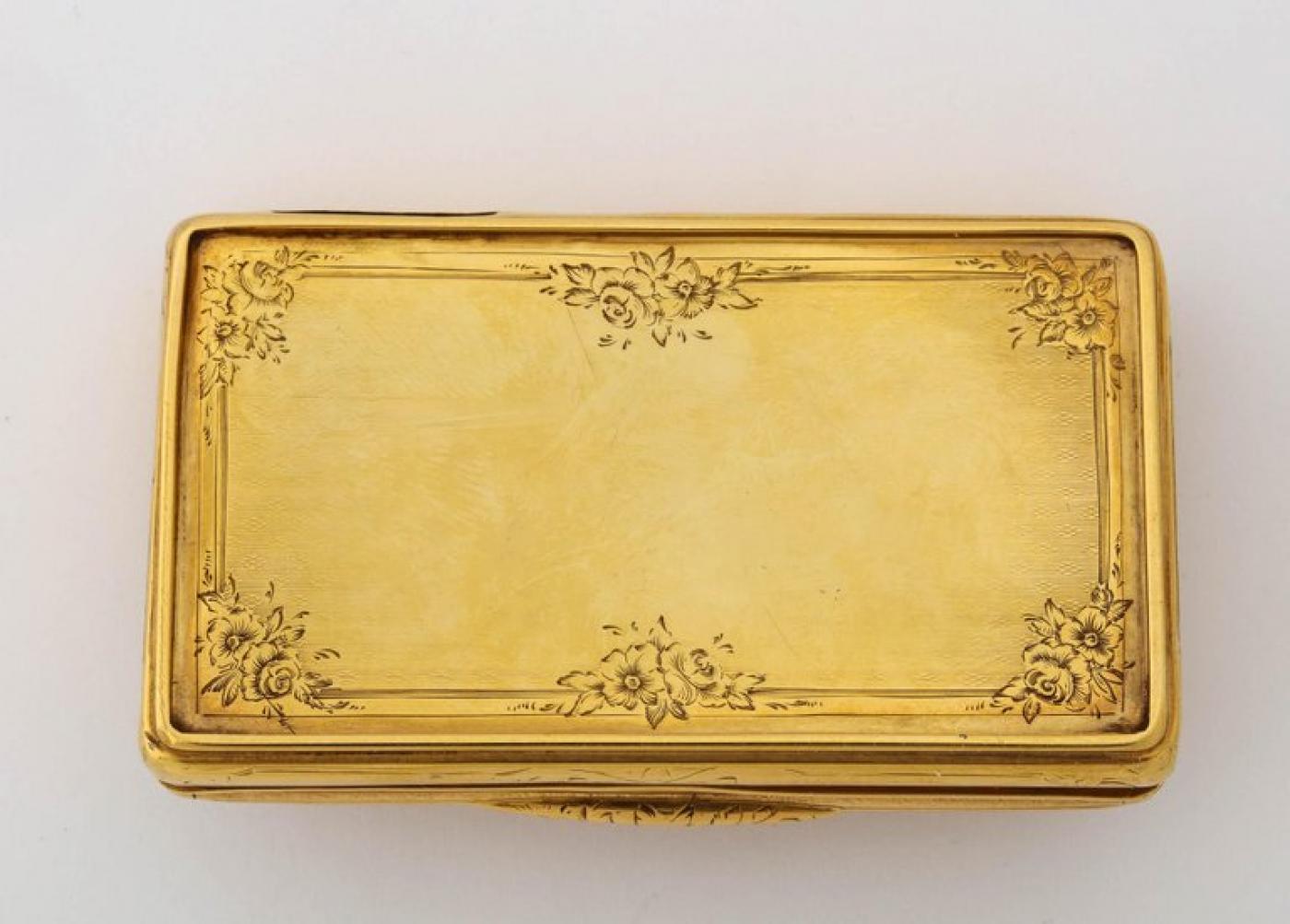 English 18K Gold Snuff Box with Bulldog Head, Circa 1850