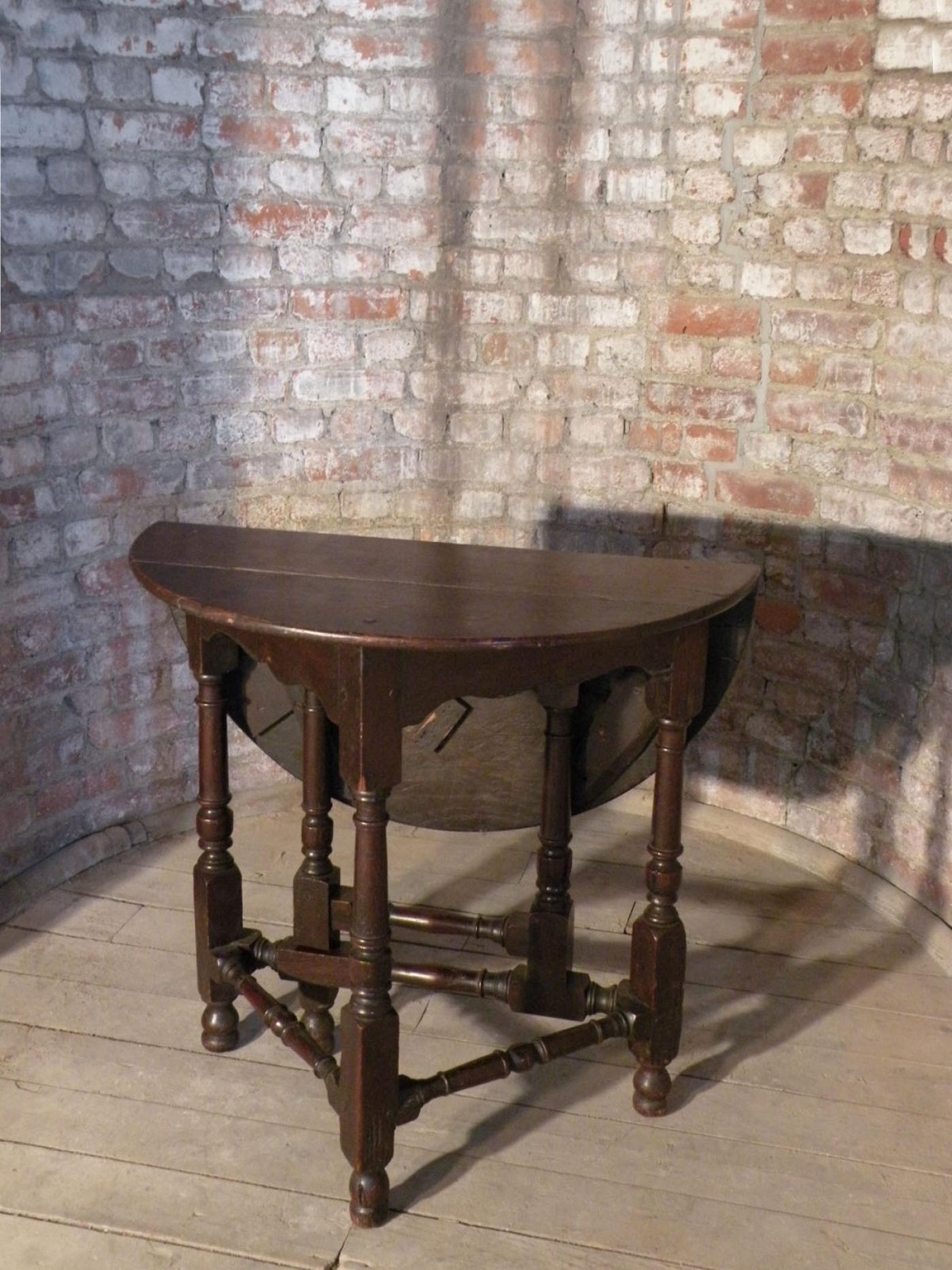 English Oak Small Round Early 18th Century Drop-Leaf Table