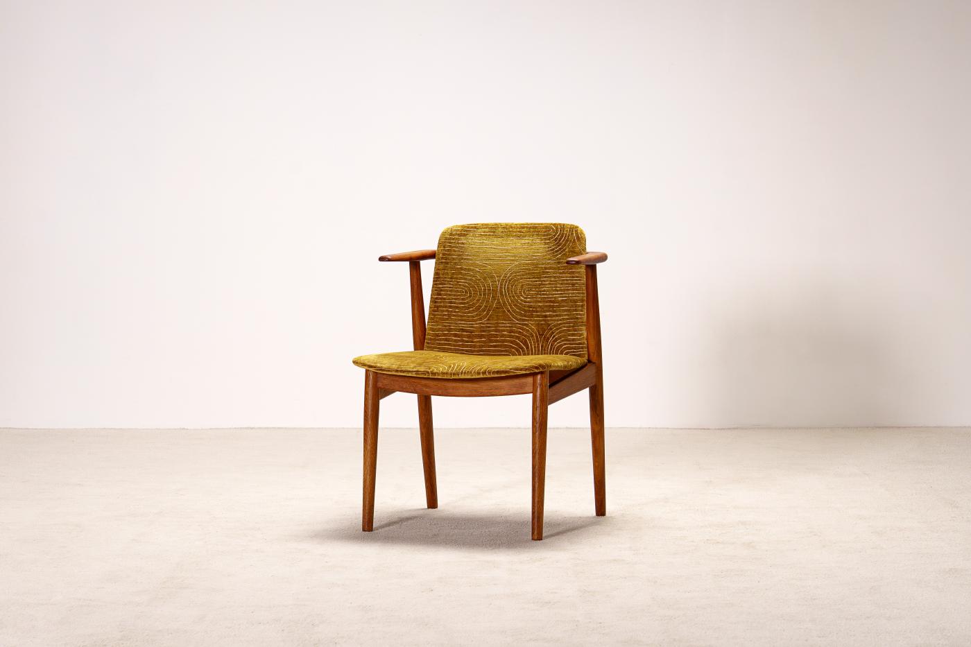 Hans Olsen - Elegant Hans Olsen Teak and Oak armchair. Circa 1960.