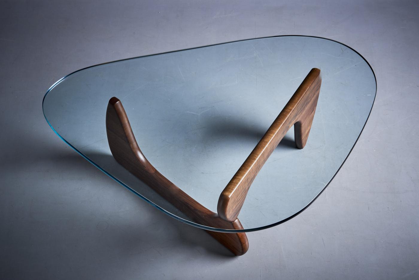 Isamu Noguchi - Isamu Noguchi Coffee Table in Walnut by Vitra Germany