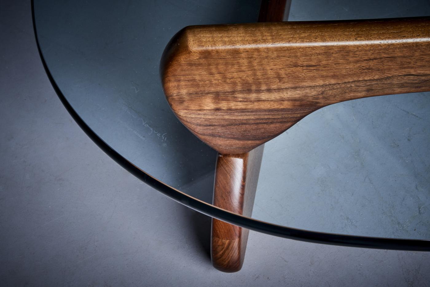 Isamu Noguchi - Isamu Noguchi Coffee Table in Walnut by Vitra Germany