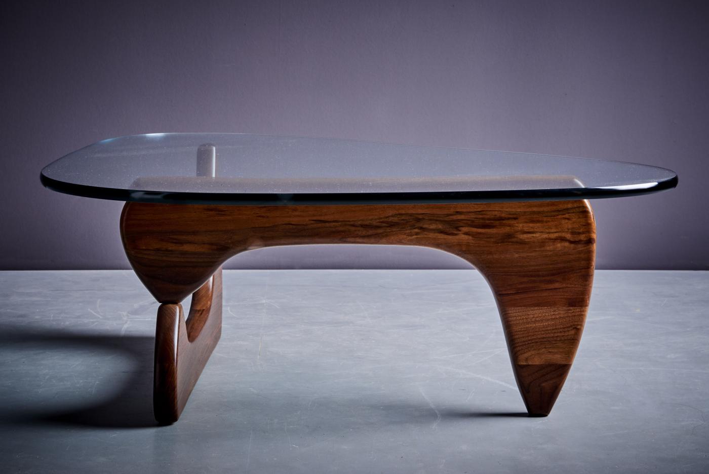 Isamu Noguchi - Isamu Noguchi Coffee Table in Walnut by Vitra Germany
