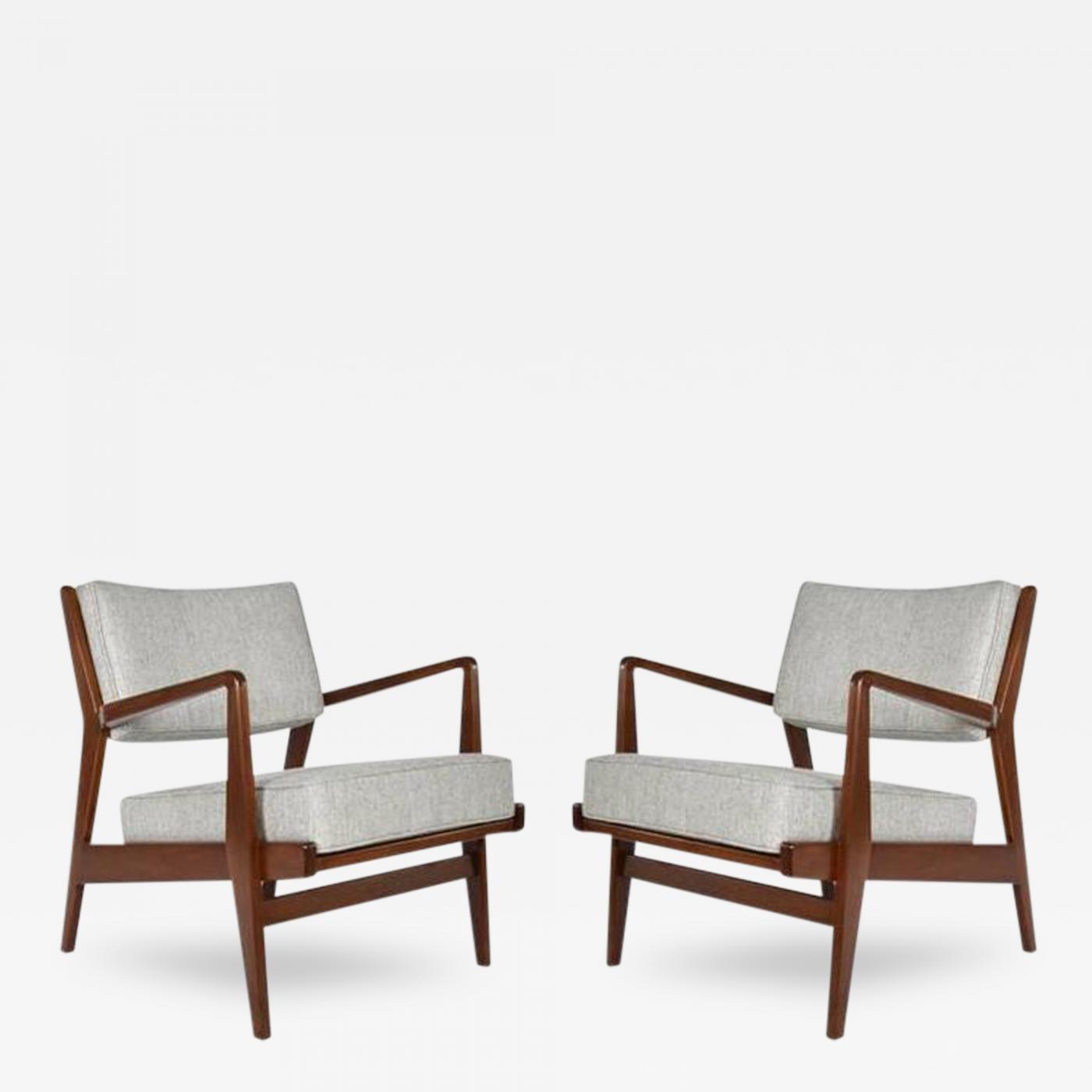 Jens Risom - Pair of Walnut Lounge Chairs by Jens Risom