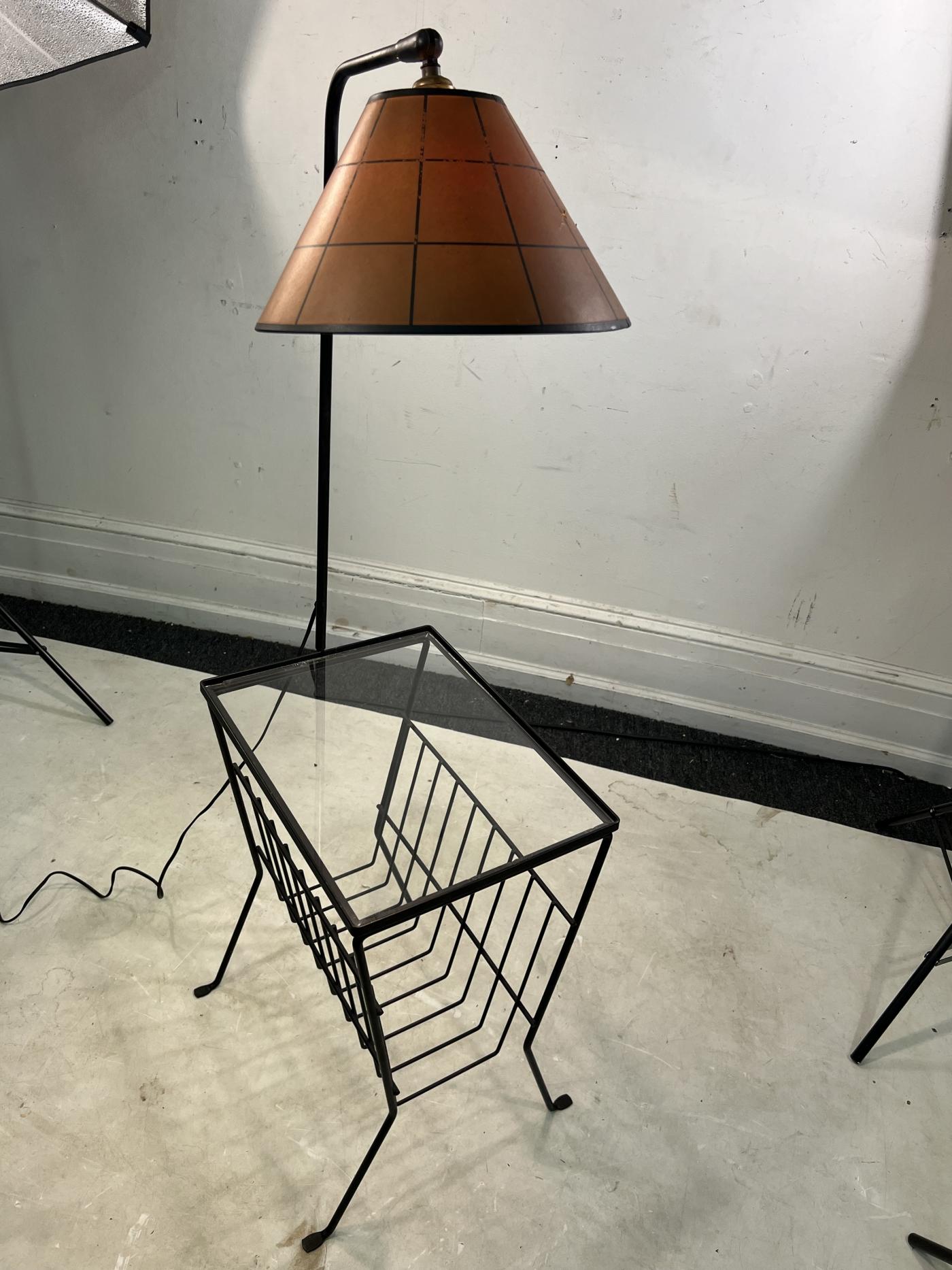 MID CENTURY BLACK IRON MODERNIST MAGAZINE RACK TABLE FLOOR LAMP