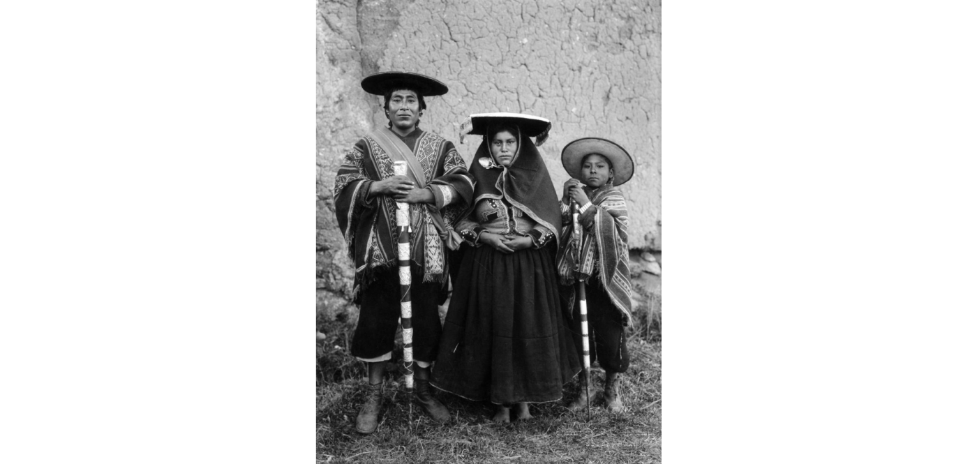 Martin Chambi - Indio "varayoc" y familia / Indian "Varayoc" and family ...