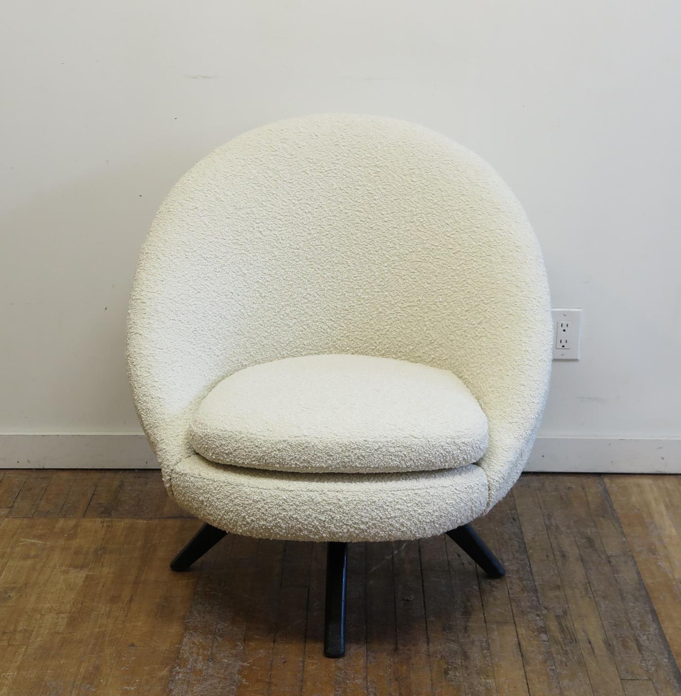 Mid Century Modern Pod Egg Swivel Chair