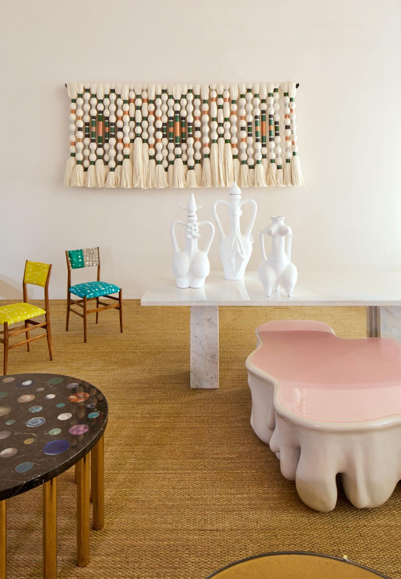 Papin Lucadamo - Amphora Sculpture with Vulva by Alejandro Lucadamo