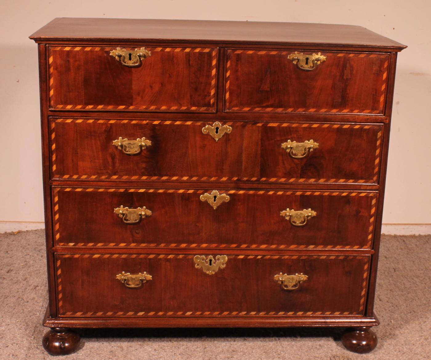Queen Anne Chest Of Drawers / Commode In Walnut Circa 1700