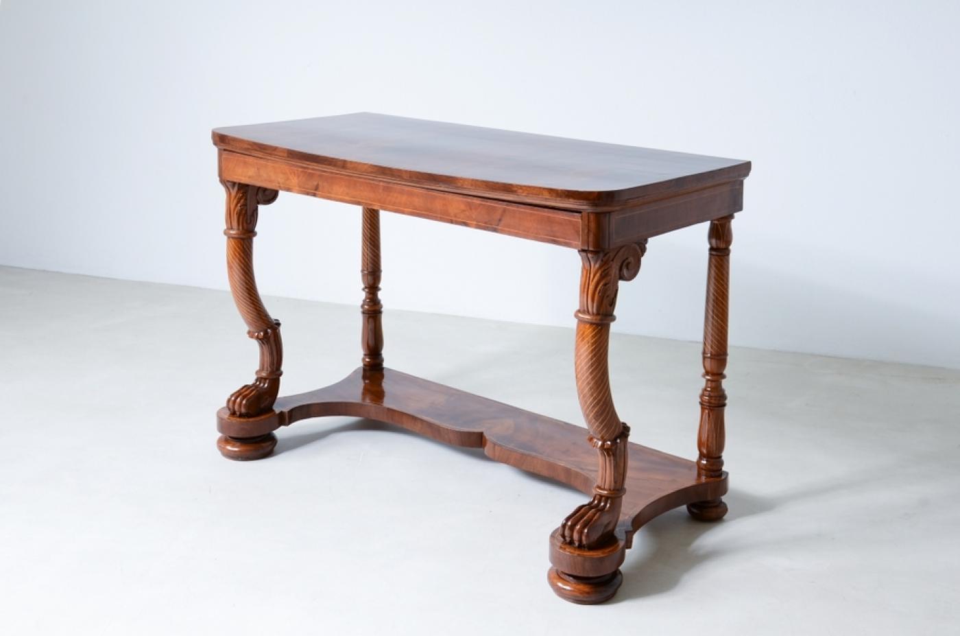 Refined turned, threaded and carved legs with elegant feral feet. Top