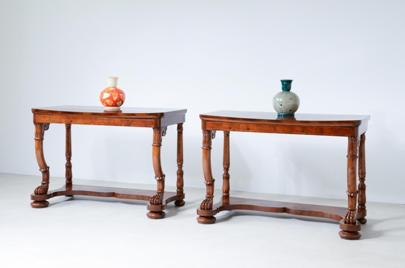 Refined turned, threaded and carved legs with elegant feral feet. Top