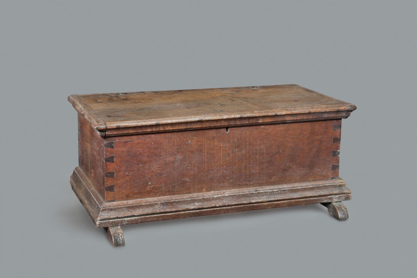 Small chest with trestle feet