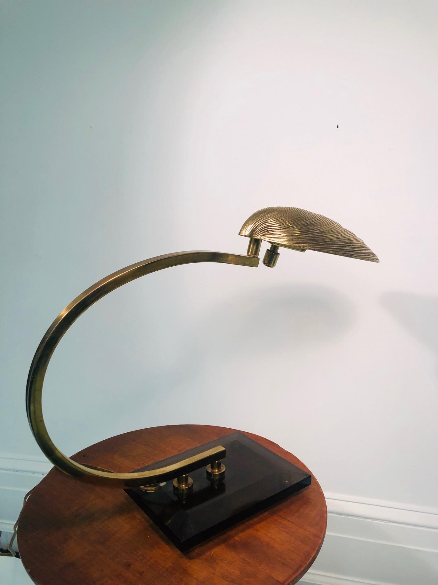 Tommaso Barbi - Elegant Italian Mussel Shell Desk Lamp in the Manner of ...