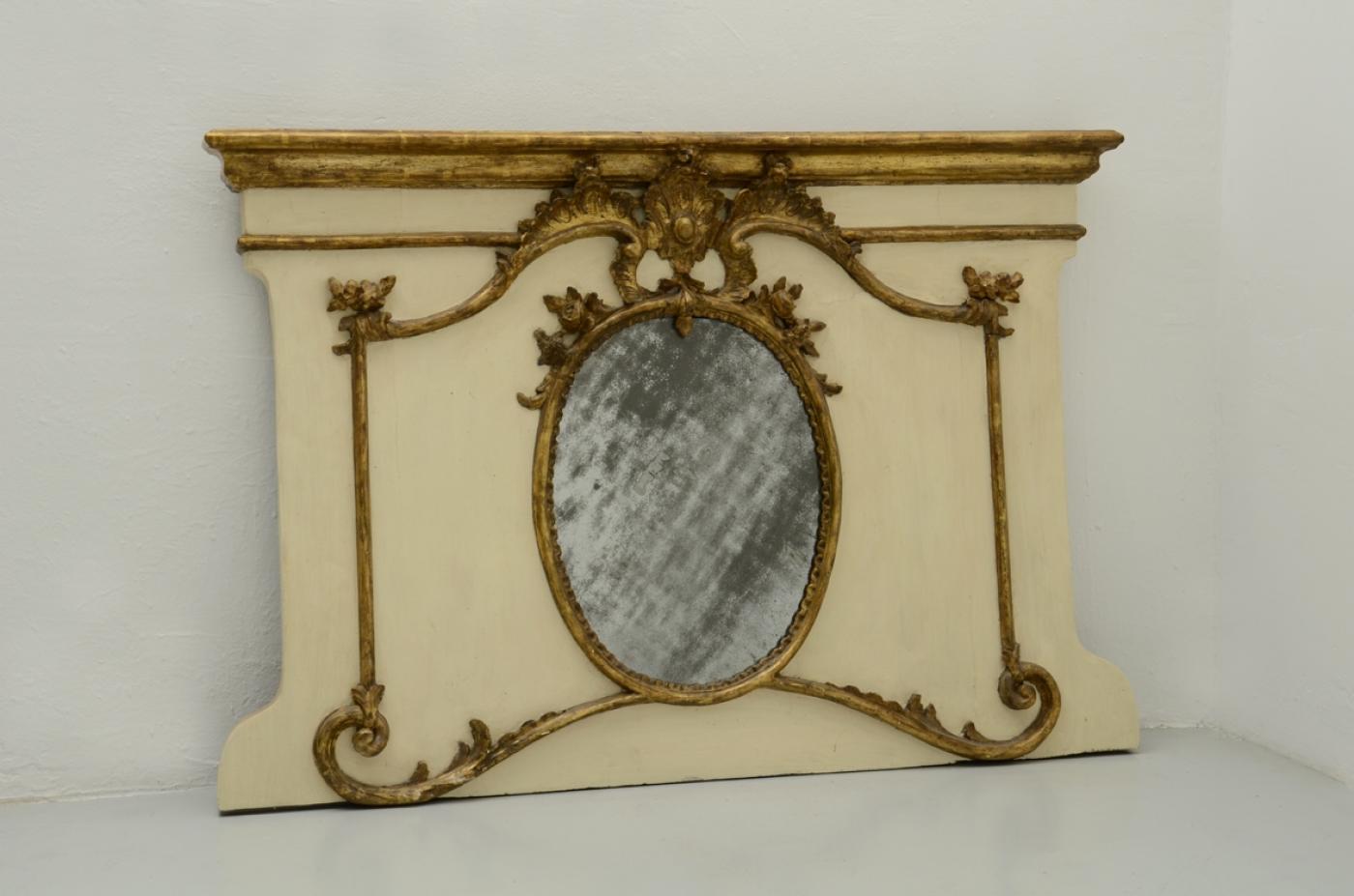 Very refined Italian Rococo frame with mirror. Gold leaf and white laquer.