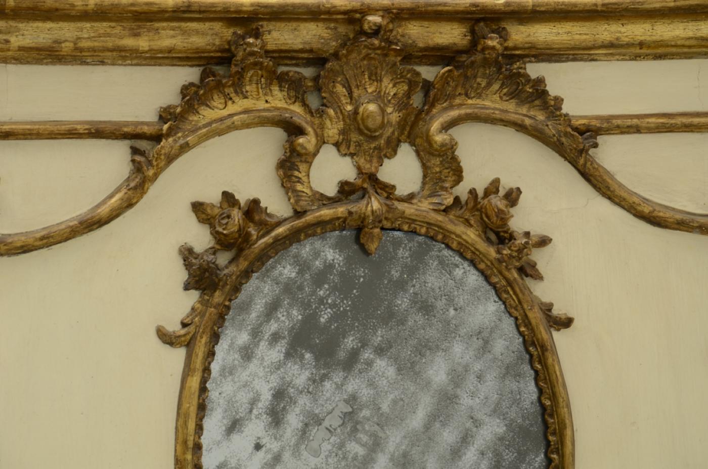 Very refined Italian Rococo frame with mirror. Gold leaf and white laquer.